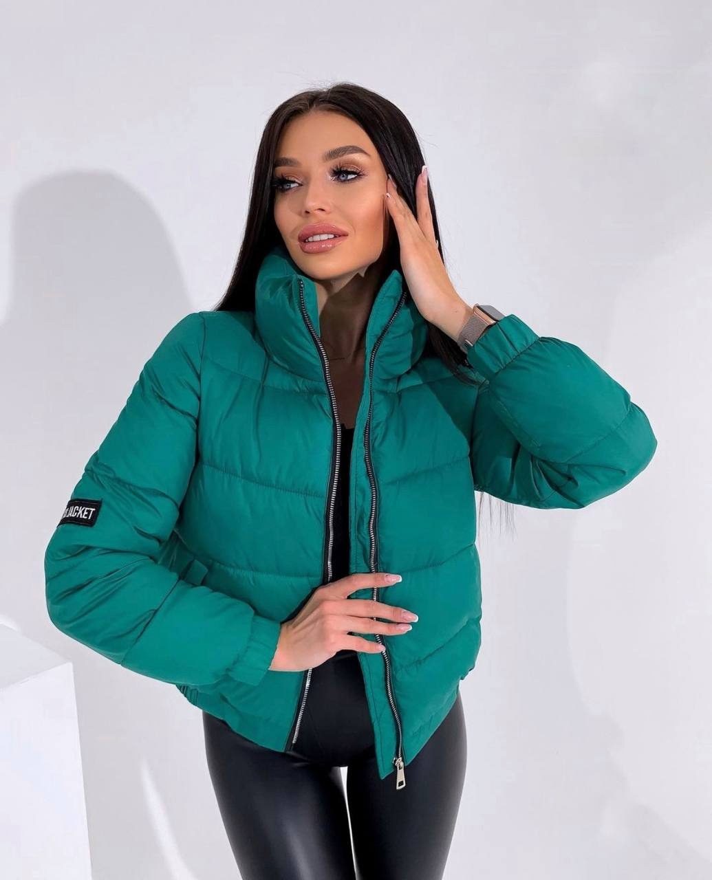 Купить женская короткая куртка зеленая с воротником стойка 5010 в ...